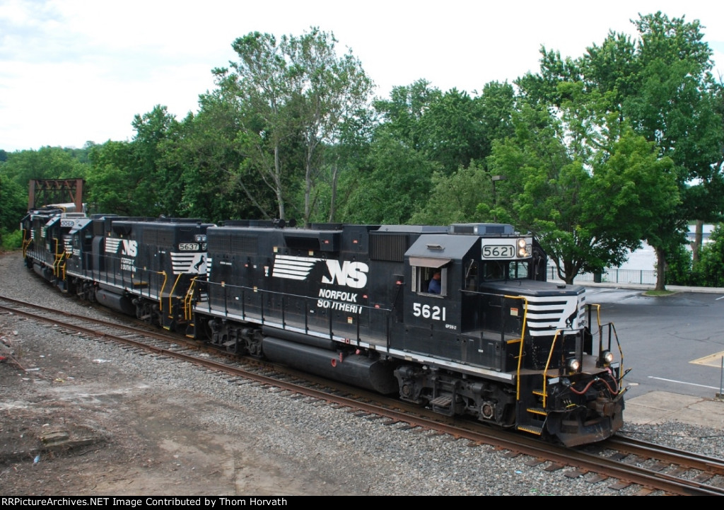 NS 5621 prepares to head north on NS's Portland Secondary